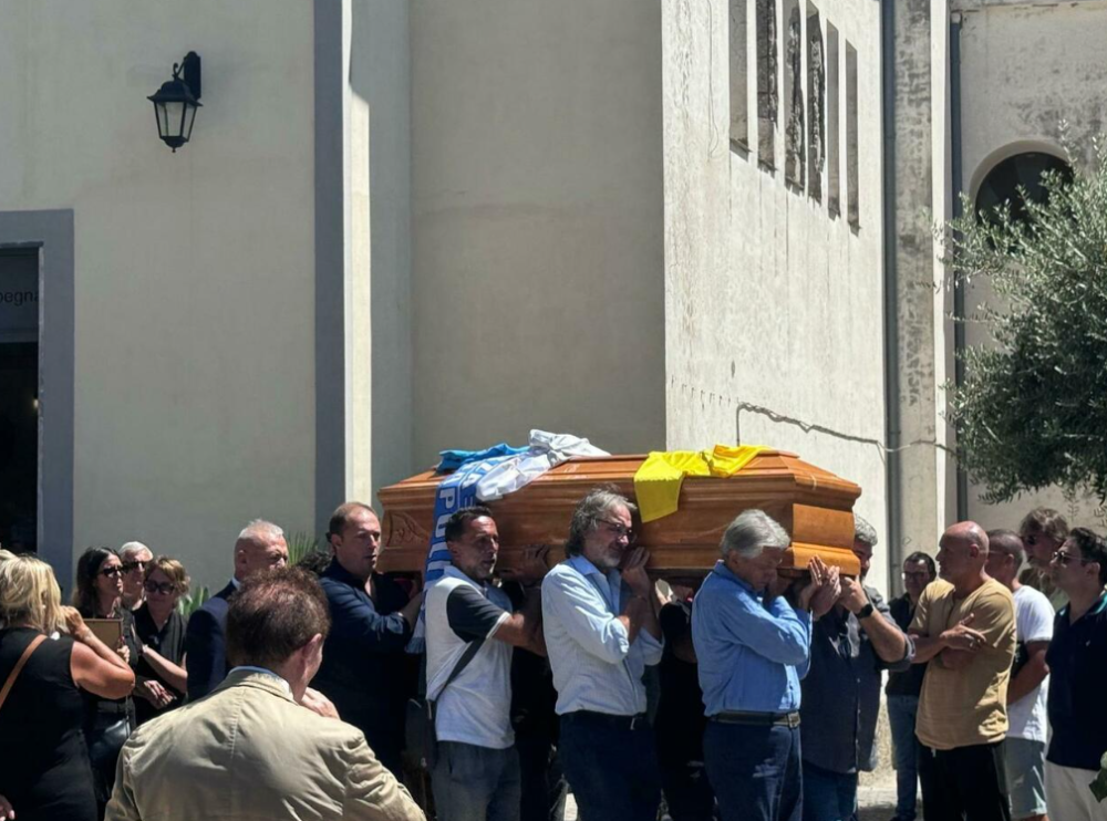 Folla commossa di colleghi e amici ai funerali di G. Lucariello